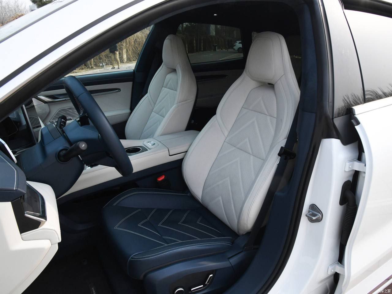 ZEEKR 001 YOU VERSION, полная комплектация, полный привод — Voltcar.kz