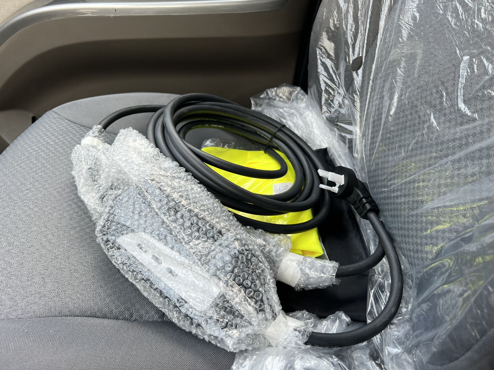 Электрический цельнометаллический фургон Wuling EV50, 2022 — Voltcar.kz