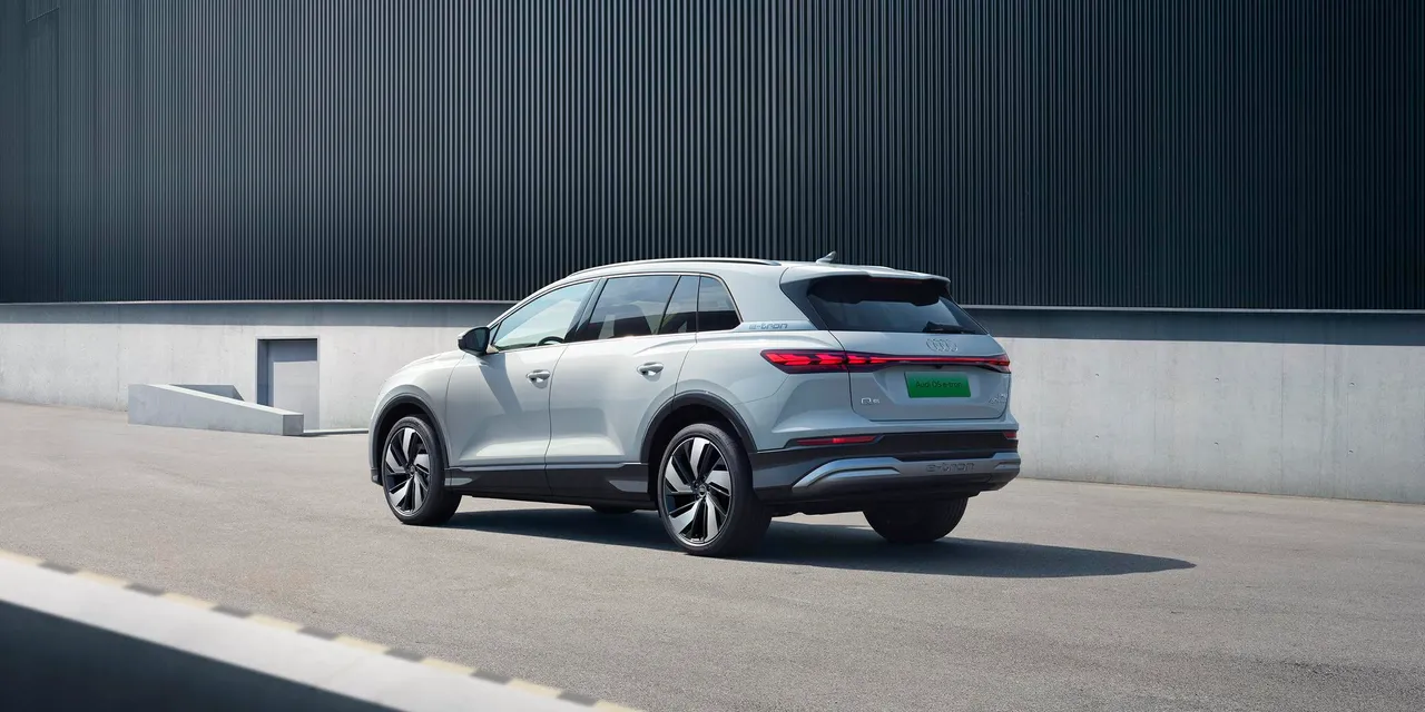 AUDI Q5 E-TRON 40 E-TRON STAR SHINING BROCADE SUIT (2022) – Voltcar.kz